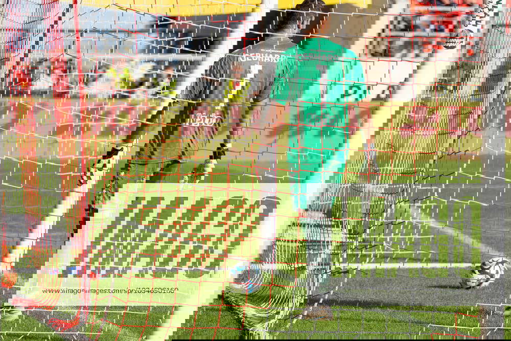 Felix Gebhardt, goalkeeper SSV Jahn Regensburg, 1 entaeuscht gets the ...