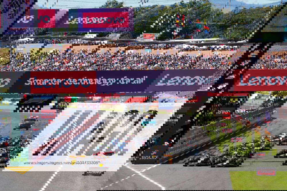 Start, 81 Oscar Piastri AUS, McLaren F1 Team , 1 Max Verstappen NLD ...