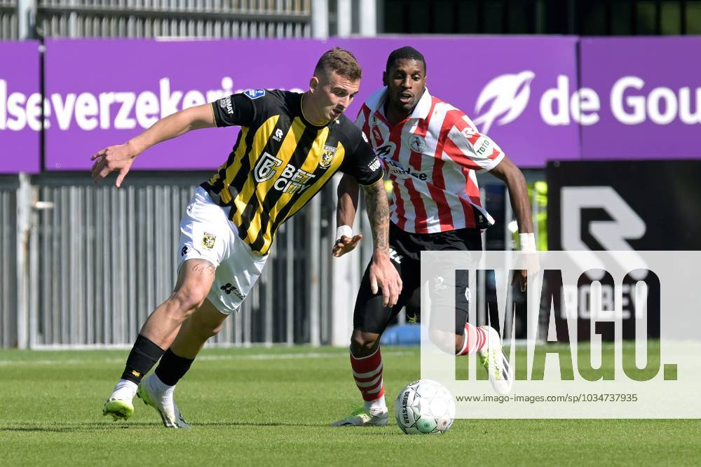 ROTTERDAM - (l-r) Kacper Kozlowski of Vitesse, Said Bakari of Sparta ...