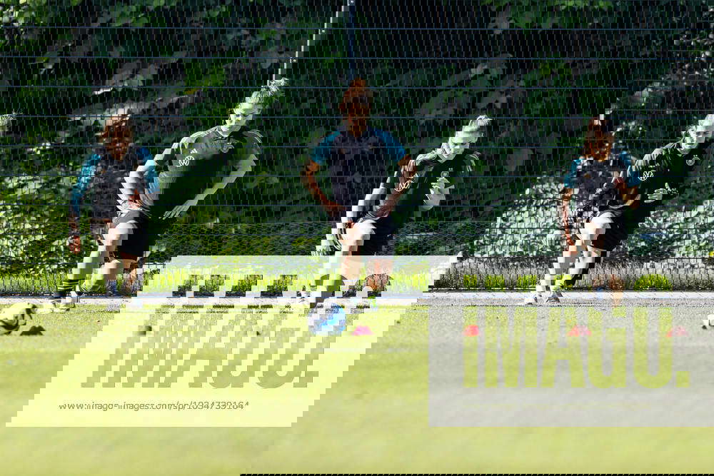 DFB Women Training 24 09 2023 Warm Up Sydney Lohmann Germany, 8 , Lena ...