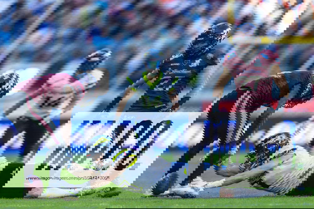 Duel for the ball Between Louis Geyer 7, WR, Stuttgart Surge and Omari ...