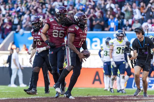 Touchdown cheer by Glen Toonga 17, RB, Duesseldorf Rheinfire with ...
