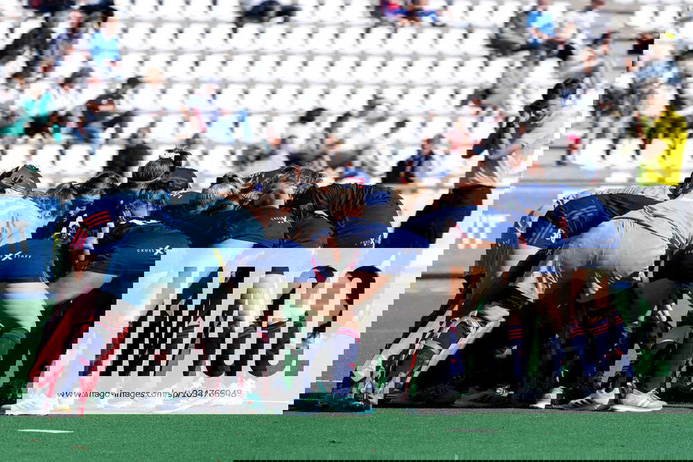 Players of Düsseldorfer HC DHC, swear in with a team circle before kickoff, circle, team circle