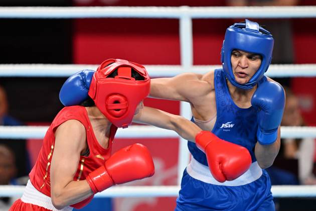(230925) -- HANGZHOU, Sept. 25, 2023 -- Yang Liu (L) of China competes ...