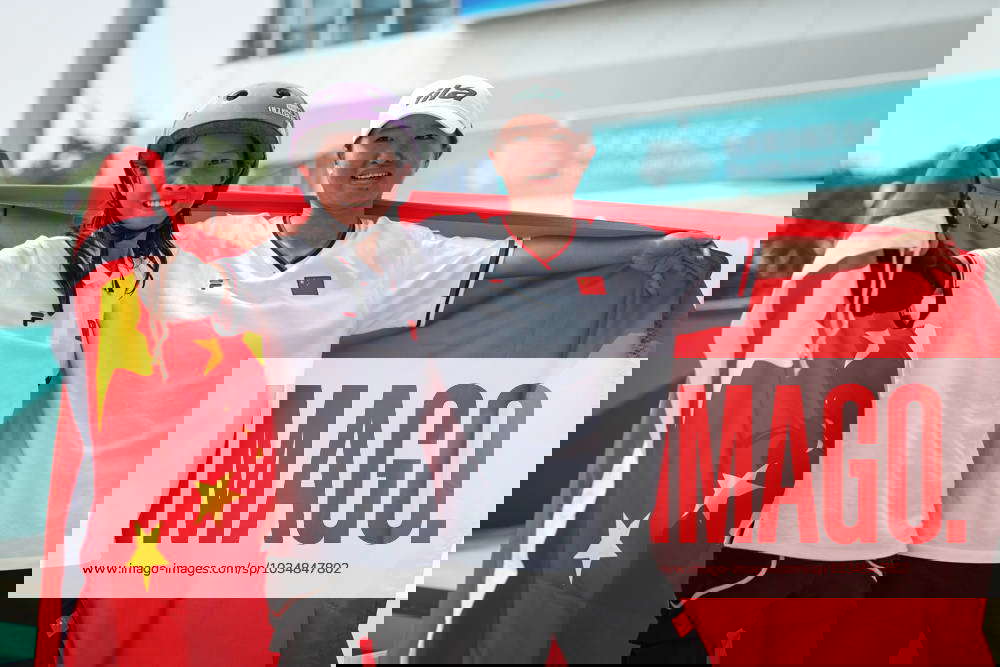 (230927) -- HANGZHOU, Sept. 27, 2023 -- Cui Chenxi (L) and Zeng Wenhui of China pose for photos