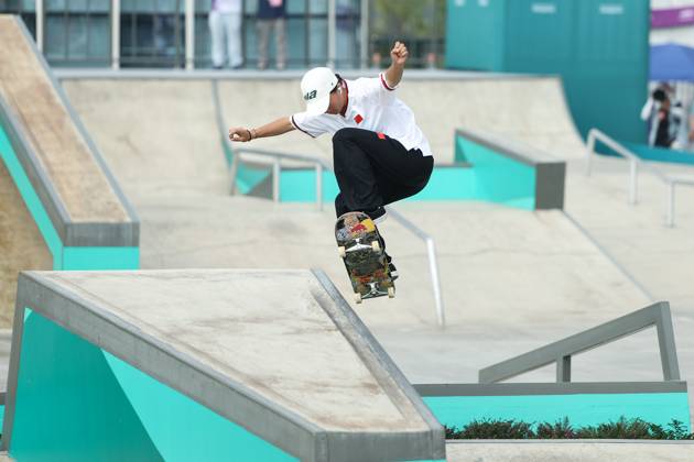 (230926) -- HANGZHOU, Sept. 26, 2023 -- Zeng Wenhui of China competes ...