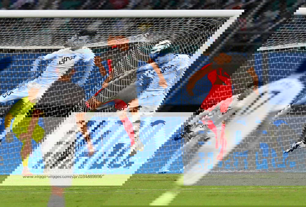 HANGZHOU, Sept. 28, 2023 -- Alibek Davronov of Uzbekistan heads the ...