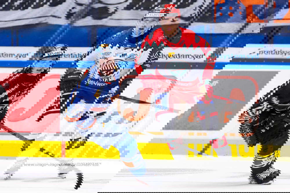 230928 Växjös Filip Eriksson and Frölundas Linus Högberg during the SHL ...