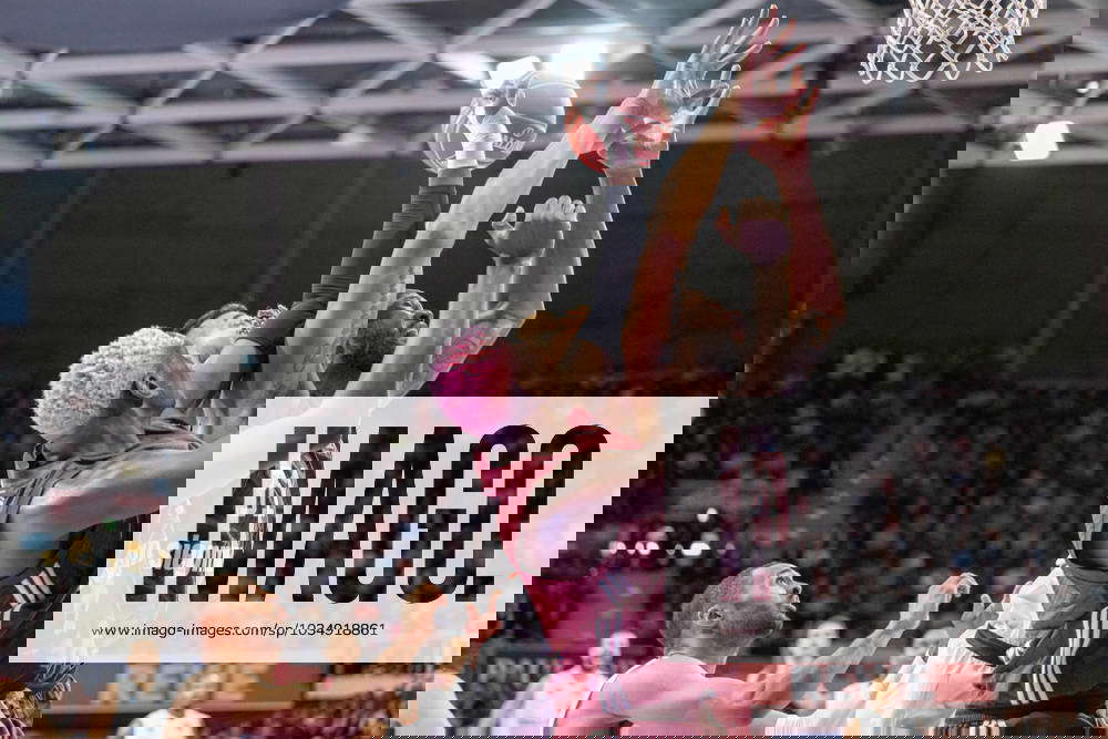 Isaac Bonga 9 FC Bayern Basketball , Devin Booker 31 FC Bayern ...