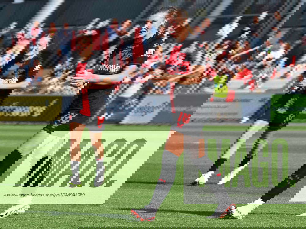 Karolina Lea Vilhjalmsdottir Bayer 04 Leverkusen, 18 cheers her goal to make it 3 0 Behind her