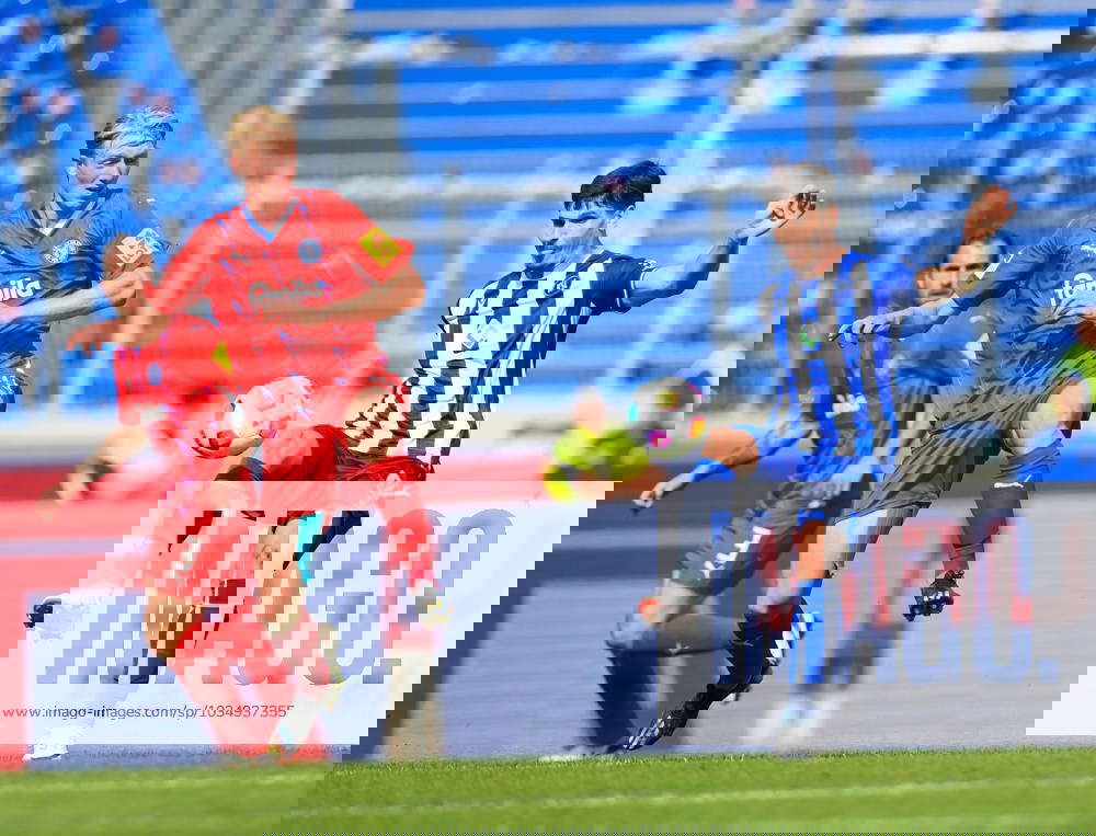 Igor Matanovic Karlsruher SC, 9 on the ball against Colin Kleine Bekel ...