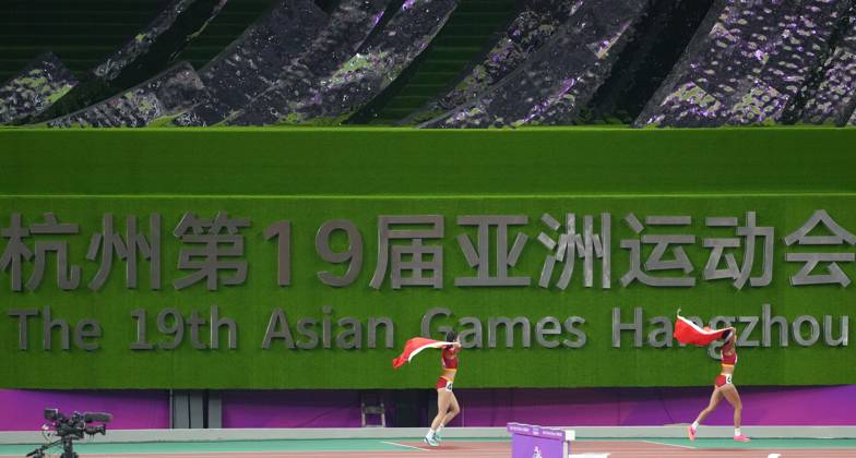 (231001) -- HANGZHOU, Oct. 1, 2023 -- Lin Yuwei (R) and Wu Yanni of ...