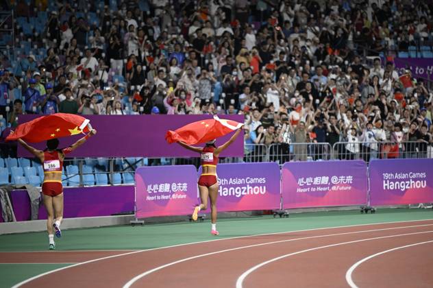 (231001) -- HANGZHOU, Oct. 1, 2023 -- Lin Yuwei (R) and Wu Yanni of ...