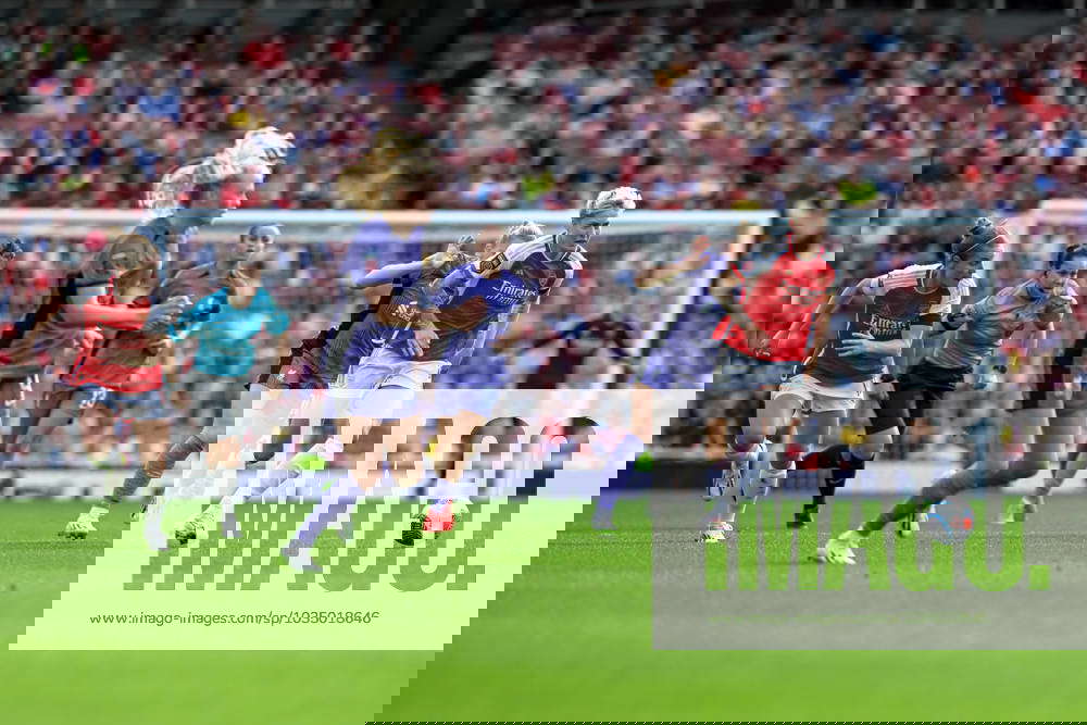 Lina Hurtig of Arsenal Women brings the ball forward during the FA ...