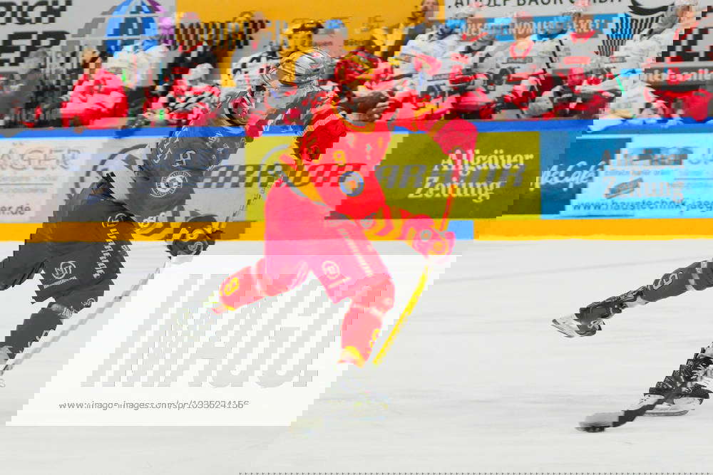 Max Oswald 9, ESV Kaufbeuren at the shot, ESV Kaufbeuren v EC Bad ...