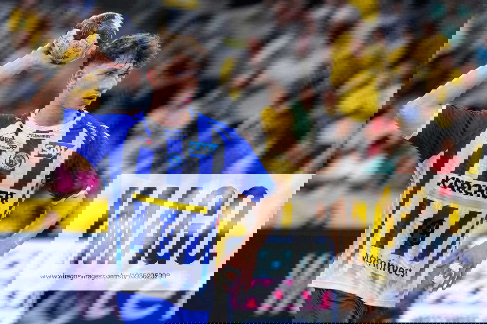 Fynn Luca Nicolaus TVB, 19 , on the ball, single picture, single photo, action