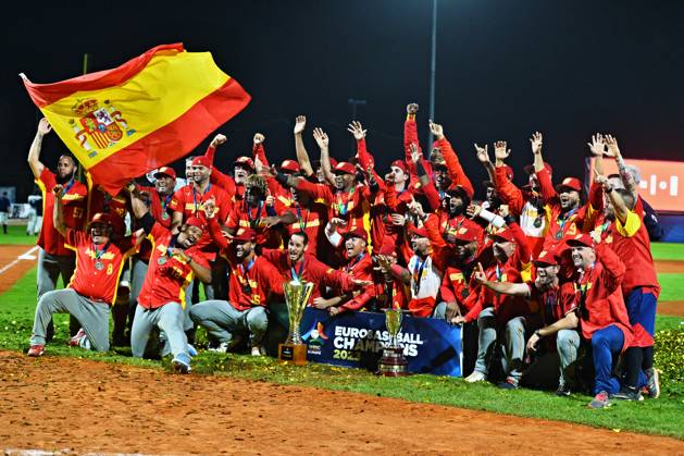 Spanish team celebrates victory after the European Baseball ...