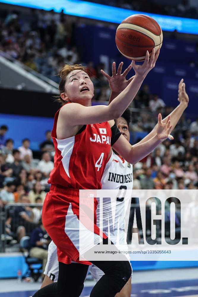 (231002) -- HANGZHOU, Oct. 2, 2023 -- Kawai Mai (L) of Japan goes for a layup during the Women s