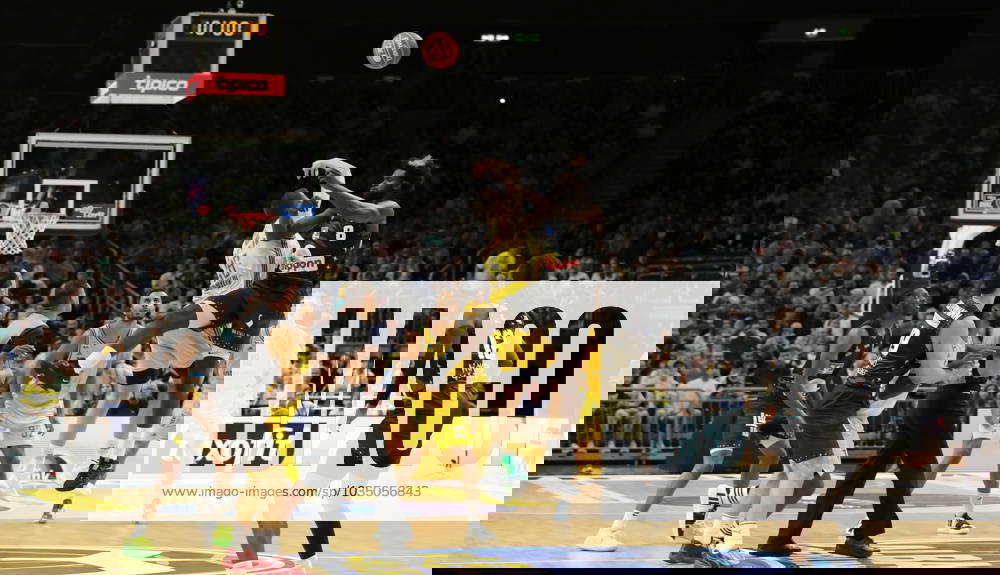 Throw-in Kresimir Nikic, Prince Oduro Duel Game Scene Action Sports ...