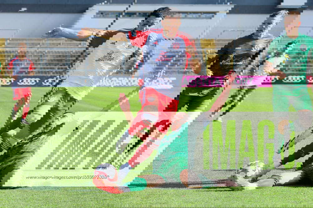 Dion Berisha 11, FC Bayern Munich II in duel, Tobias Dietrich 6, SpVgg ...