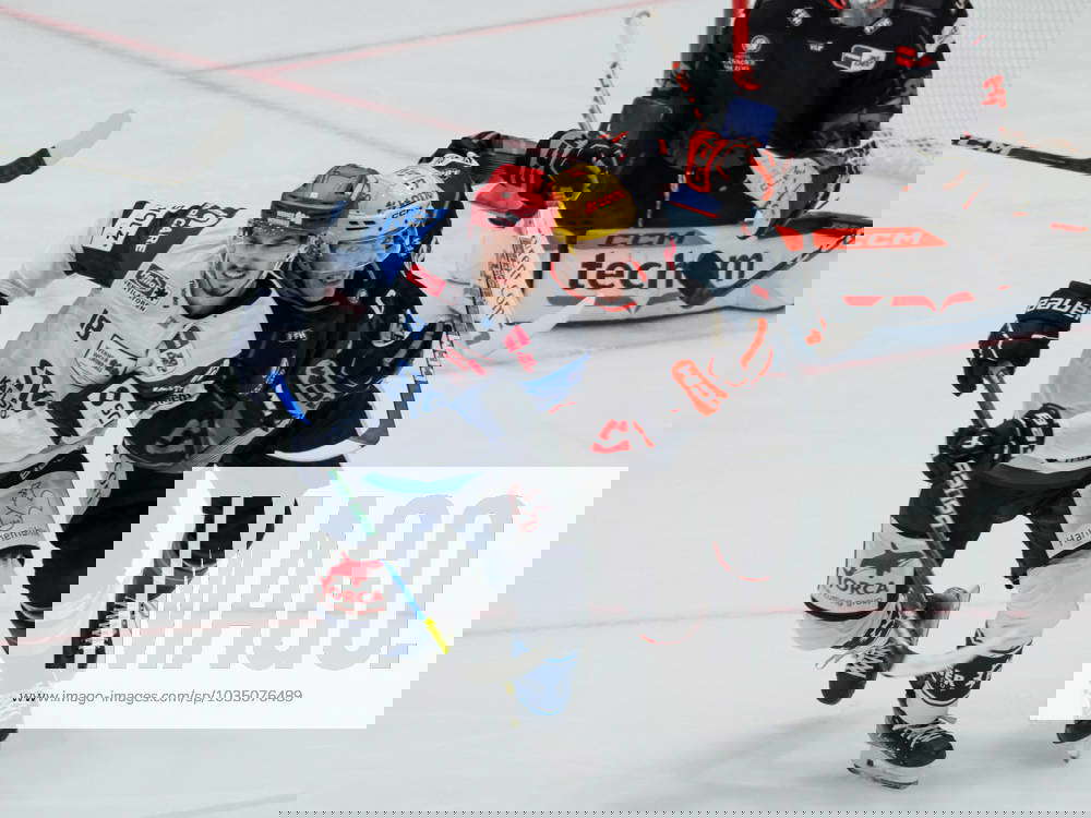 Daniel Neumann Schwenninger Wild Wings, 18 in a duel with Carter Rowney ...