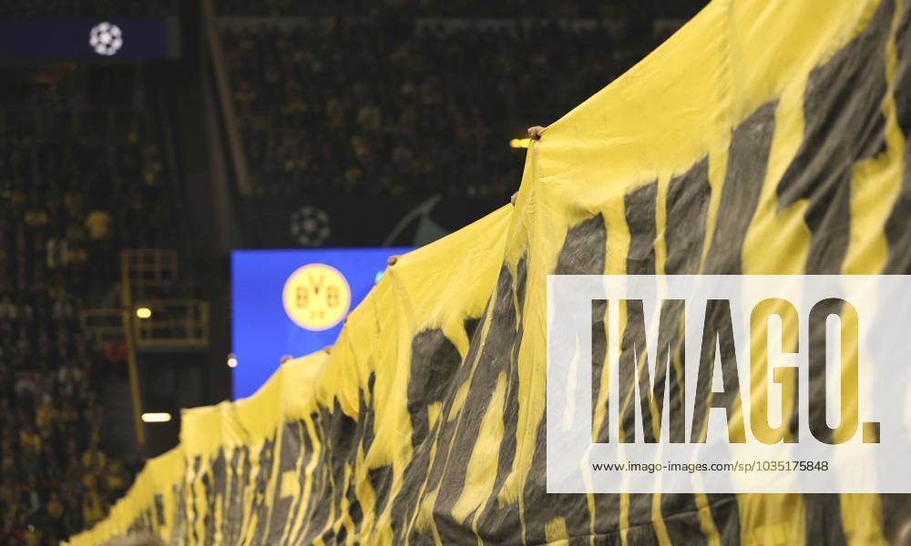 Photo Protest banner of Dortmund fans at halftime Football Champions ...