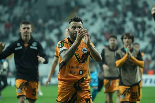 Lugano player Renato Steffen celebrated the victory with their fans ...