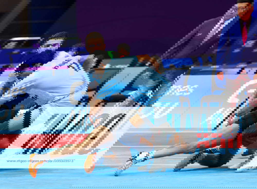 (231007) -- HANGZHOU, Oct. 7, 2023 -- Pawan Kumar (blue) of team India ...