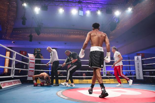 World Champion Osleys Iglesias CUB wins by knockout against Artur Reis ...