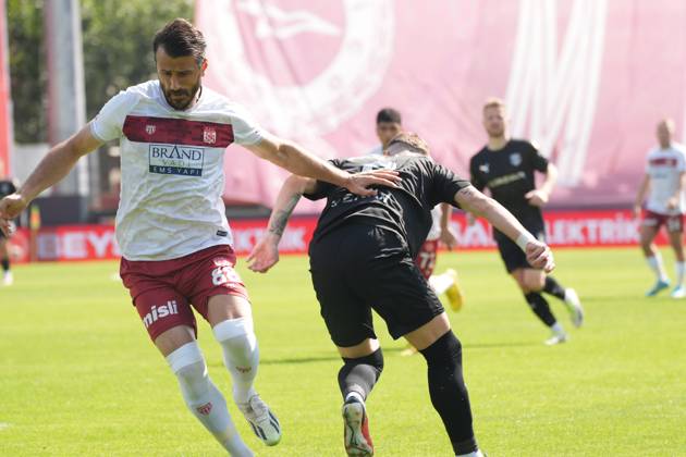 Endri Cekici of Pendikspor and Caner Osmanpasa of Sivasspor during the ...