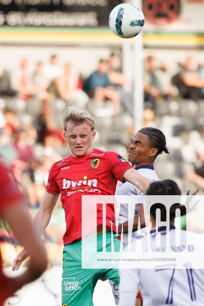 Oostende s Ewan Henderson and RSCA Futures Alonzo Engwanda fight for ...