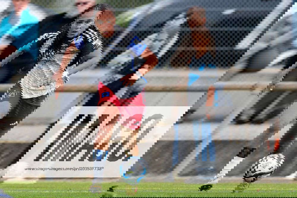 Lisa Baum HSV, 11 , on the ball, crop, full body, single image, single ...