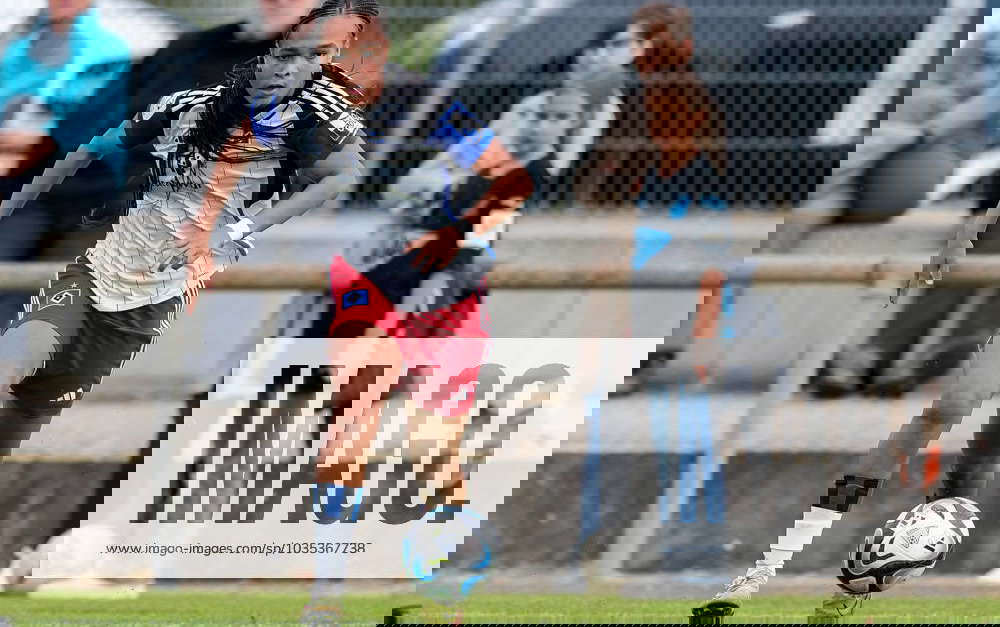 Lisa Baum HSV, 11 , on the ball, crop, full body, single image, single ...