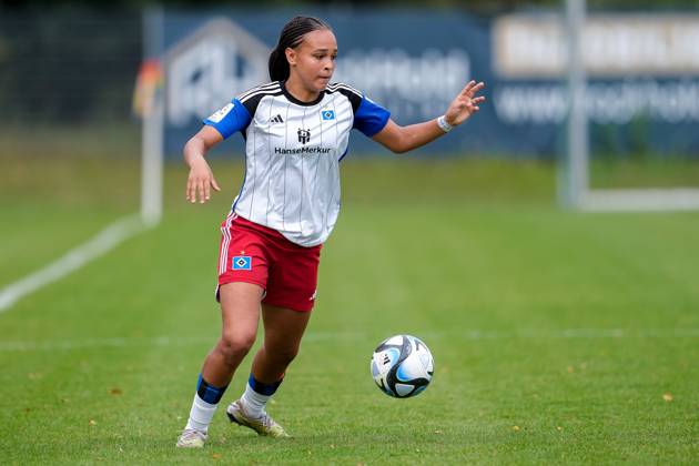 Lisa Baum HSV, 11, on the ball, crop, full body, single image, single ...