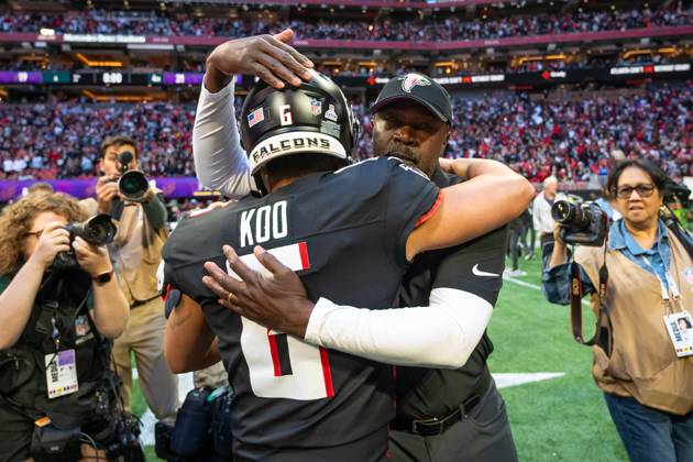 ATLANTA, GA - OCTOBER 30: Atlanta Falcons place kicker Younghoe Koo (7 ...