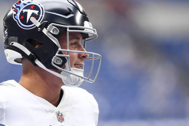 INDIANAPOLIS, IN - OCTOBER 31: Tennessee Titans Tight End Geoff Swaim ...