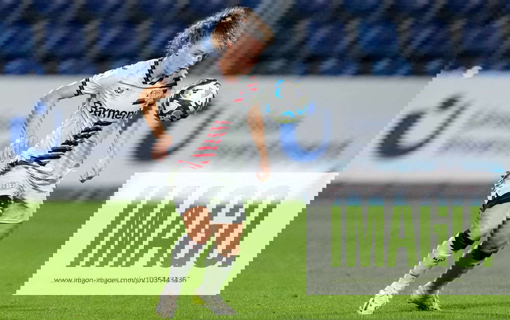 Synne Skinnes Hansen B04, 10 , on the ball, crop, full body, single image, single photo, action