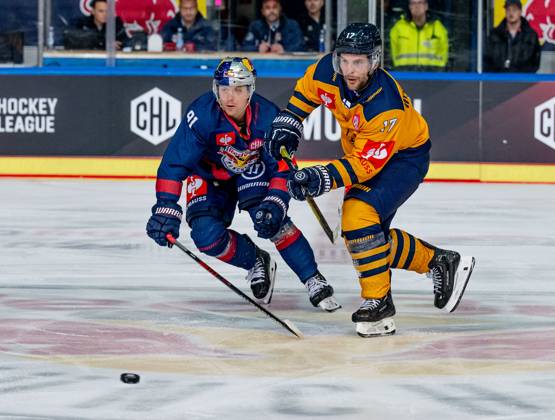 Fight for the puck duel between Filip Varejcka EHC Red Bull Muenchen ...