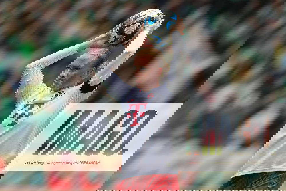 v li Anna Gerhardt 1 FC Köln, 21 at throw-in, action, game scene, THE ...