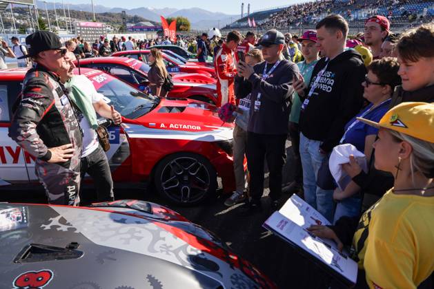 RUSSIA, SIRIUS - OCTOBER 15, 2023: Race drivers and fans are seen ...