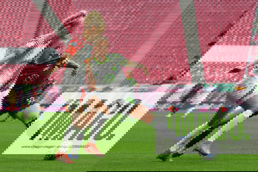 Lynn Wilms VfL Wolfsburg re and Victoria Krug RB Leipzig li RB Leipzig ...