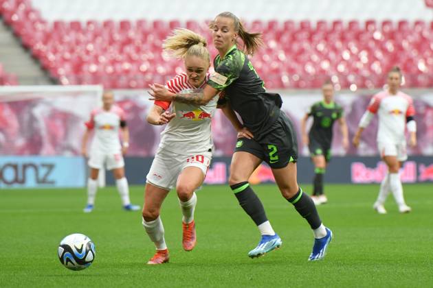 Lynn Wilms VfL Wolfsburg re and Victoria Krug RB Leipzig li RB Leipzig ...