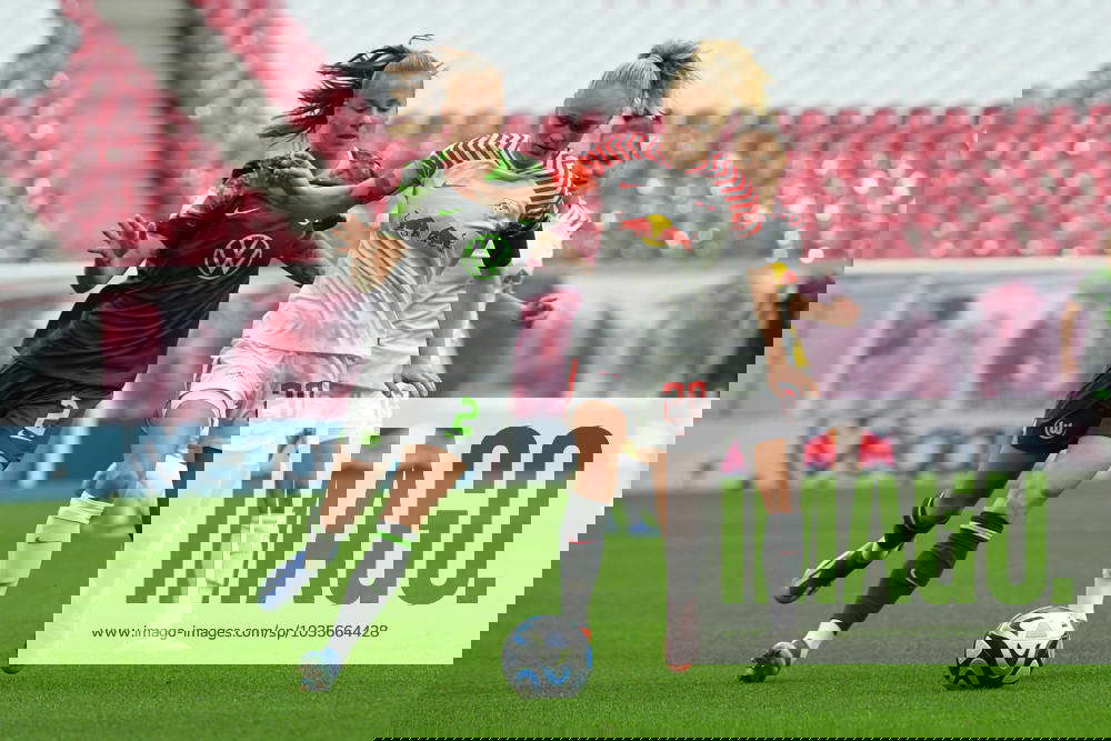 Lynn Wilms VfL Wolfsburg li and Victoria Krug RB Leipzig re RB Leipzig ...