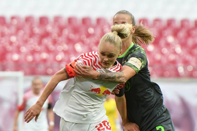 Lynn Wilms VfL Wolfsburg re and Victoria Krug RB Leipzig li RB Leipzig ...