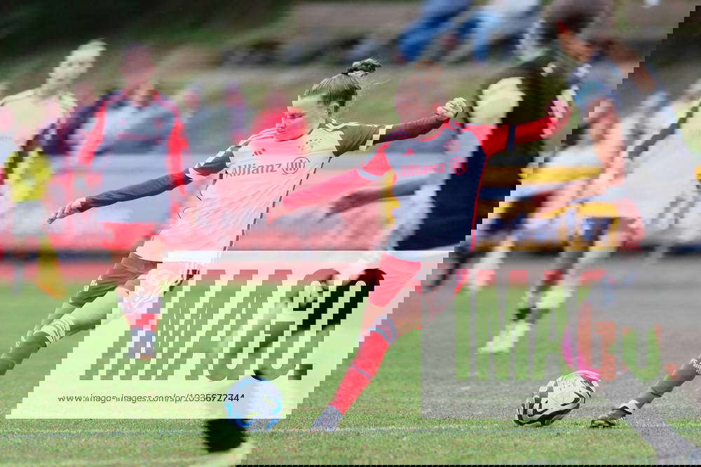 Sarah Ernst 10, FC Bayern München II taking a shot, FC Bayern München v ...