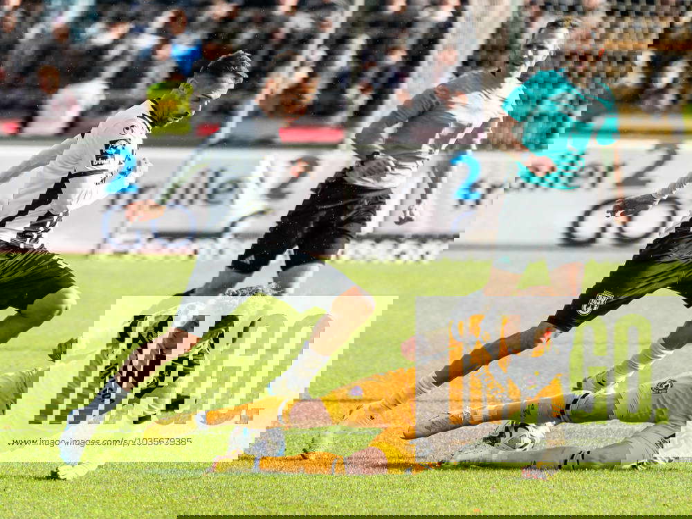 Nicolas Jann SSV Ulm 1846, 21 in duel with Luca Valentin Herrmann ...