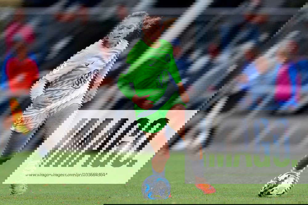 Sara Schaller VfL II, 13 , on the ball, crop, full body, single image ...