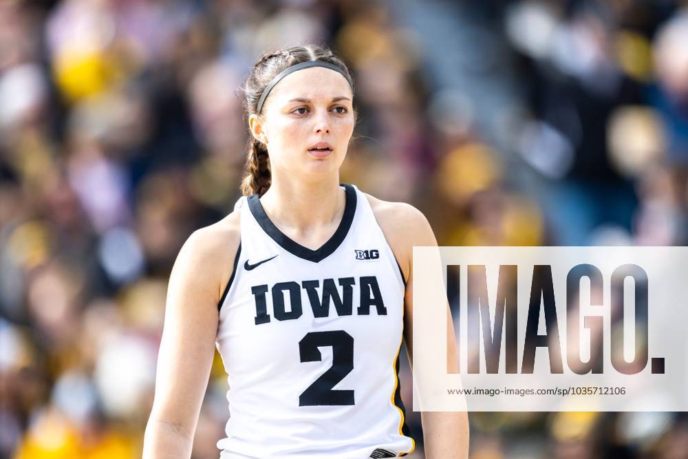 Syndication: The Des Moines Register Iowa guard Taylor McCabe (2) looks ...