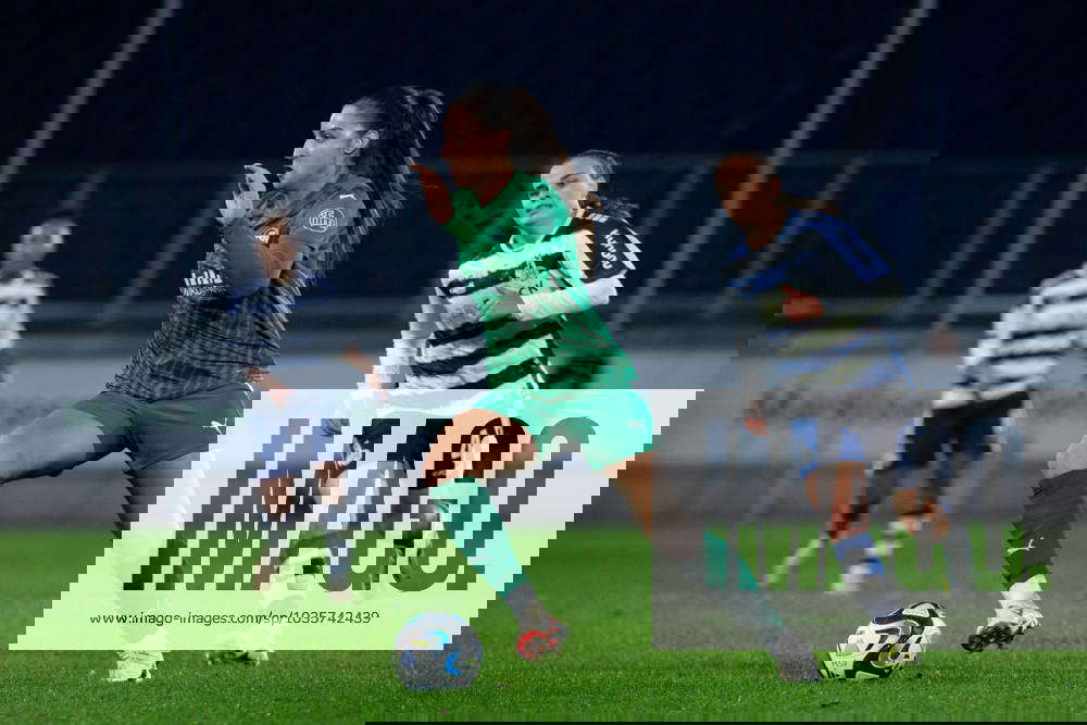 Laureta Elmazi SGS Essen, 11 on the ball, behind Kara Bathmann MSV Duisburg, 04 , GER, MSV