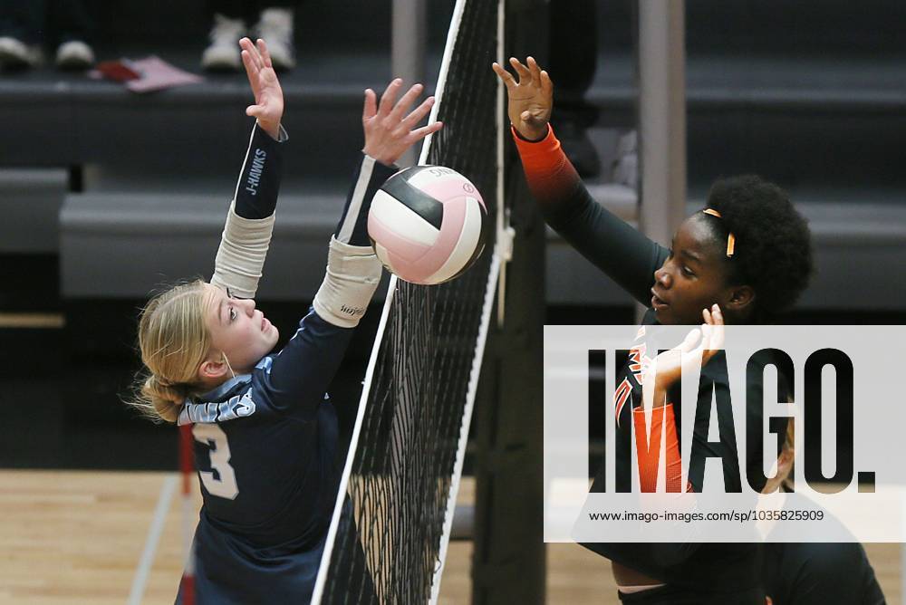 Syndication: The Ames Tribune Ames Aleh-Kkwa Newanu (11) returns the ...